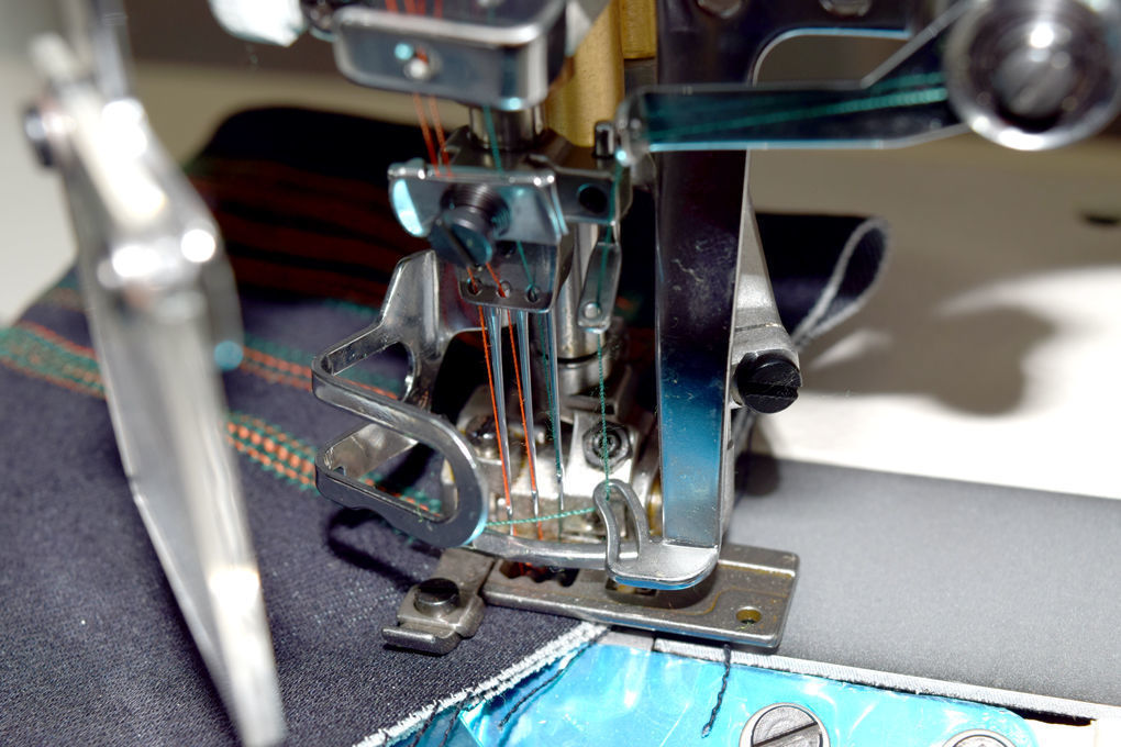 Feiyue. Collaretera cama plana con aparato para insertar bies (110v ...